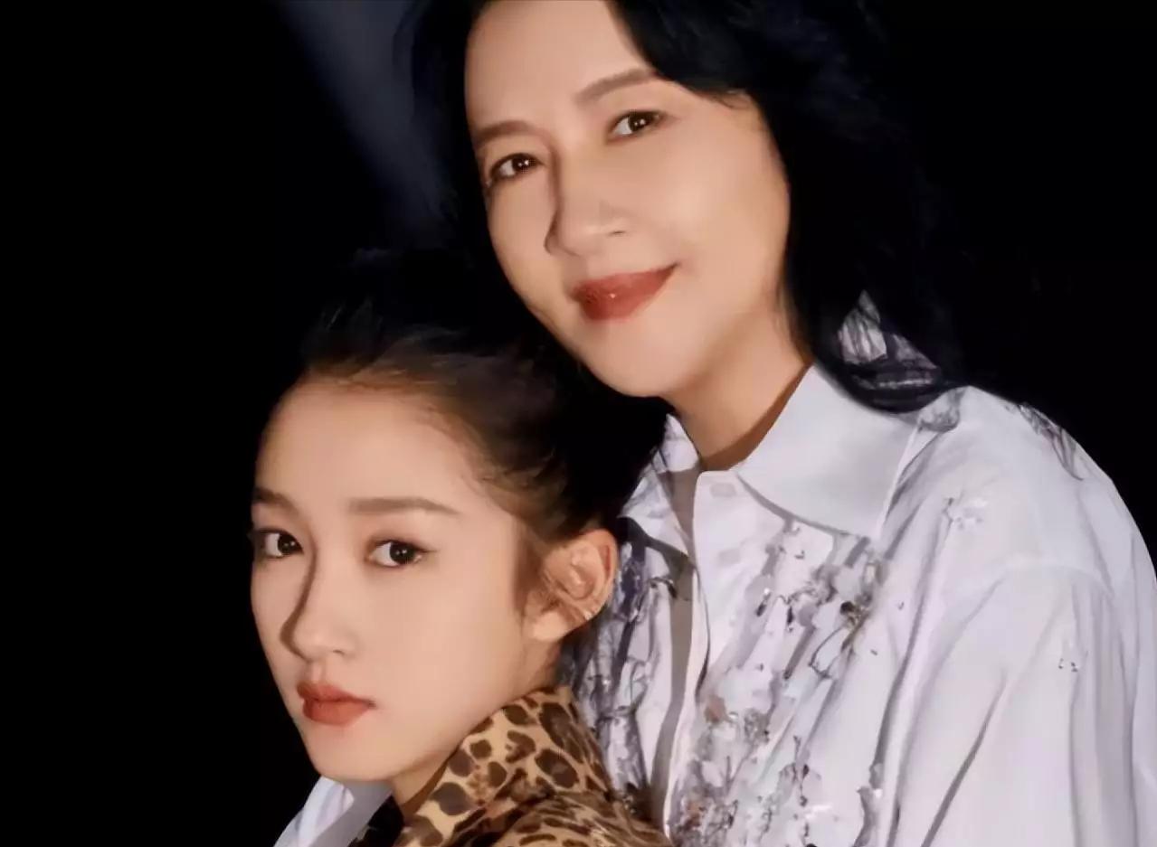 Lied to us for 22 years! It turns out that she is Guan Xiaotong's ...