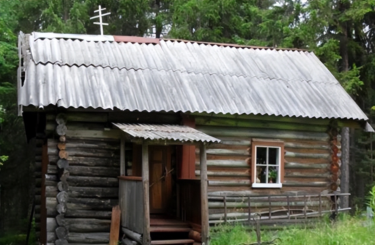 When traveling in Russia, don't approach the cabins on the side of the ...