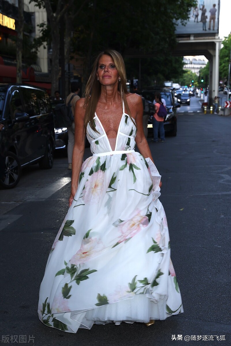 The fashion devil Anna Della Rosso is wearing a white flower print ...
