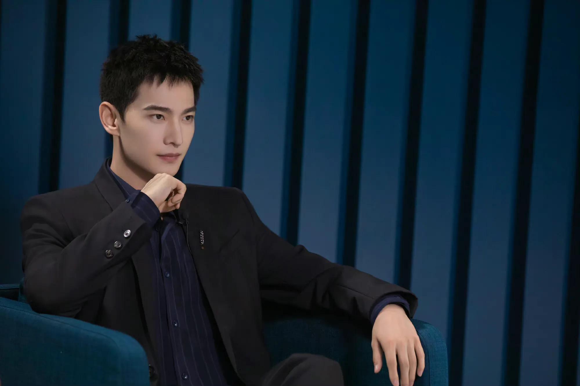 Yang Yang's black suit is so handsome - iNEWS