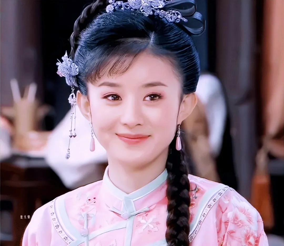 The stunning appearance of the actress in the play - peach powder - iMedia