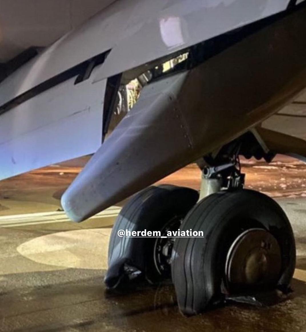 Passengers evacuated by emergency slide on Boeing 737 with multiple ...