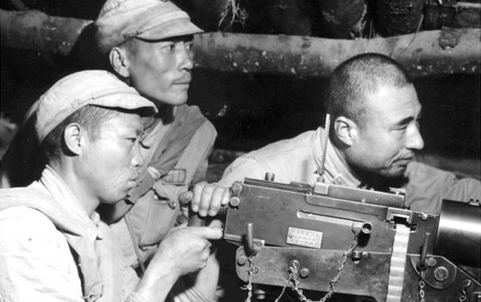 A high-end machine gun company, equipped with 8 heavy machine guns ...