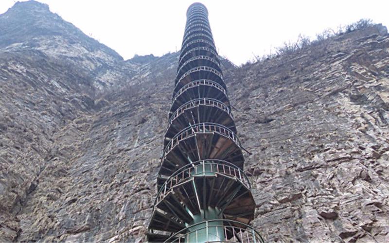 The rotating ladder erected on the cliff is 88 meters high vertically ...