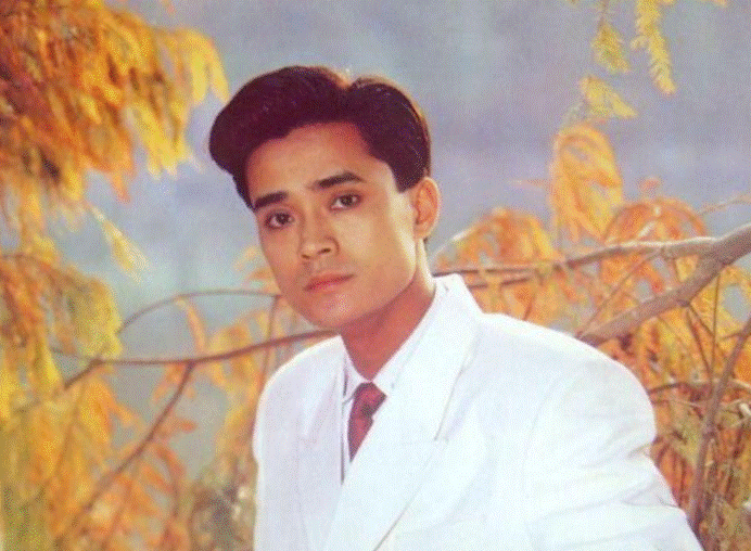 He is the original singer of "Bending Moon". He was as famous as Mao ...