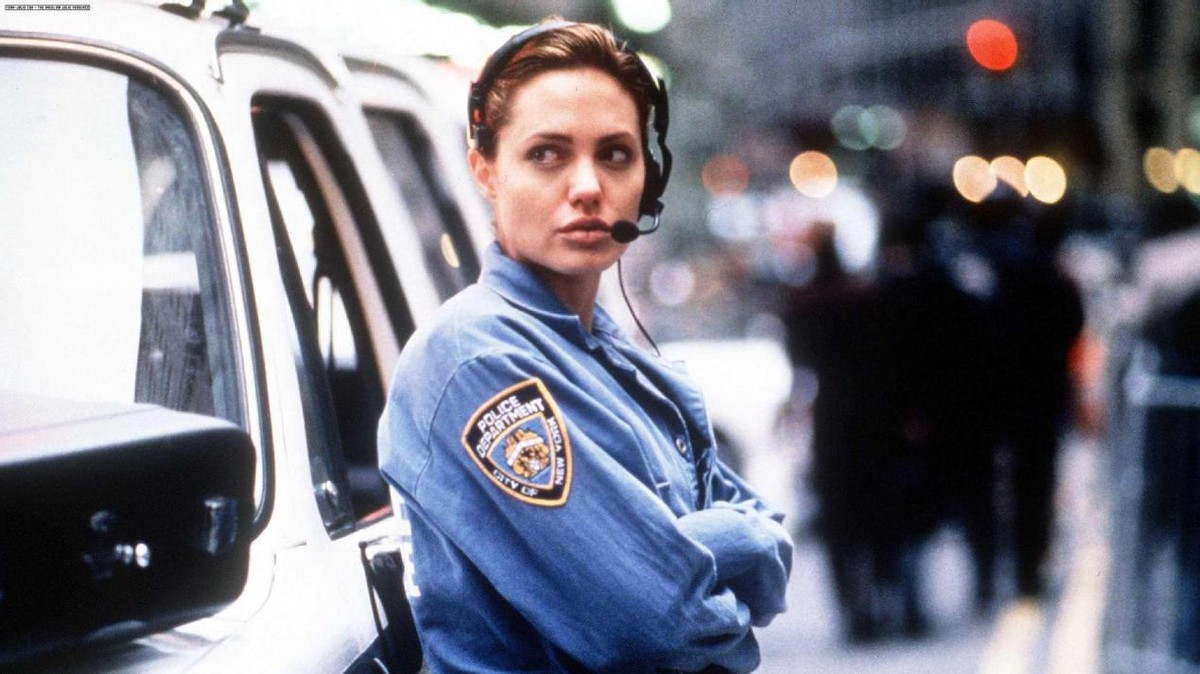 Using unique visual effects and cinematography, setting turning points ...