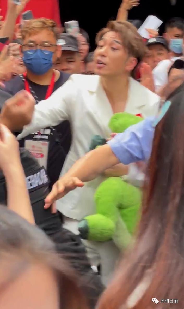 43-year-old Wu Zhuoxi was mistakenly called Lin Feng, smiled awkwardly ...