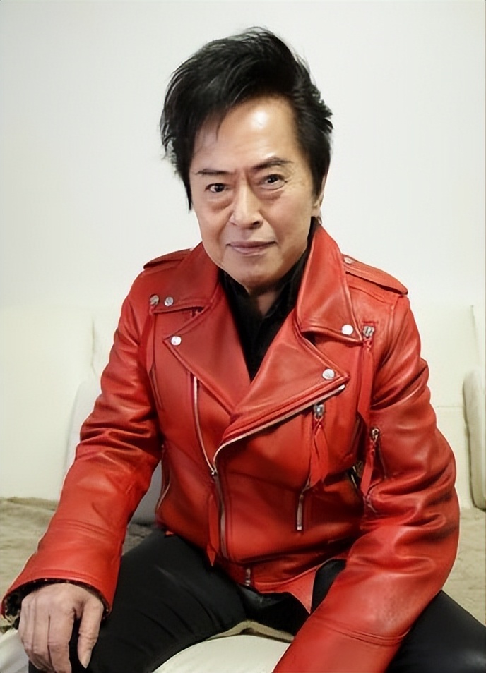 The 74-year-old famous singer died of lung cancer. He was repeatedly ...