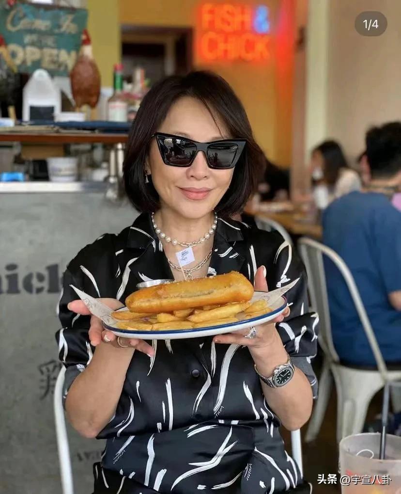 56-year-old Carina Lau appeared in a street restaurant!It's too real to ...