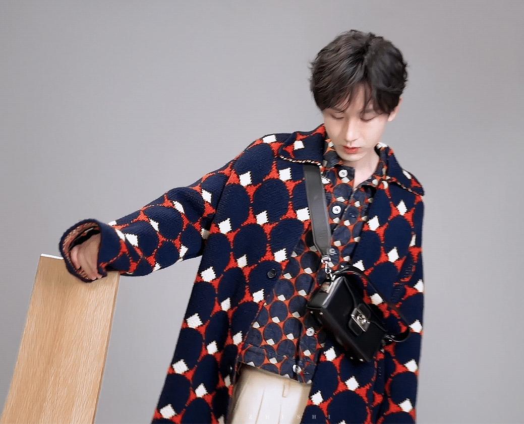 Cheng Yi took a side-by-side photo, the autumn atmosphere is full of ...