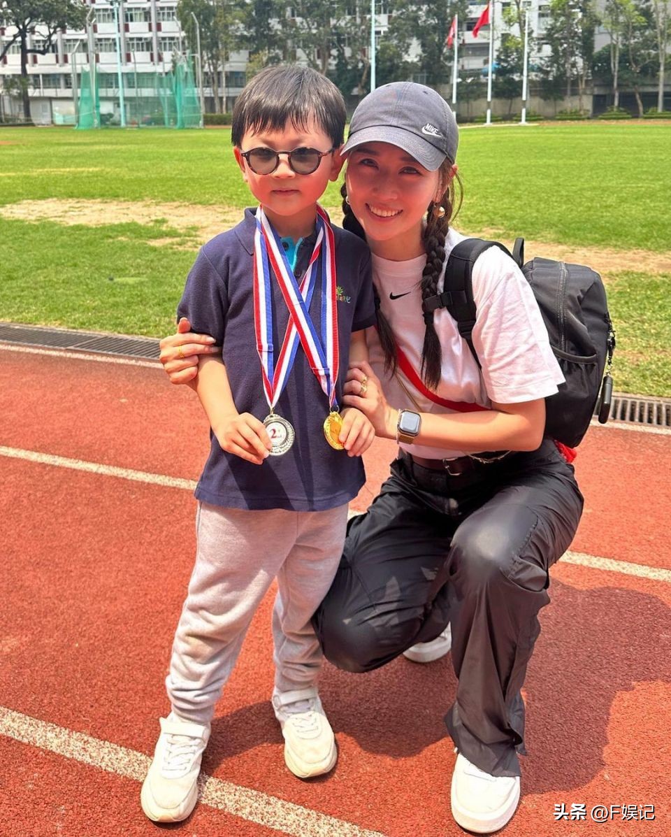 Tan Junyan went out to play with his wife and children on vacation and ...