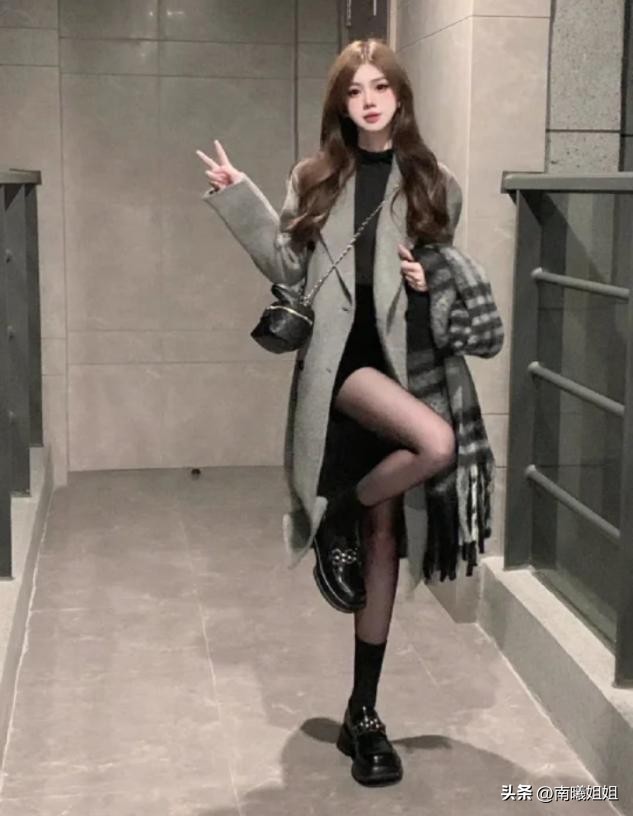 Martin boots are bulky, and ankle boots show short legs. This pair of ...