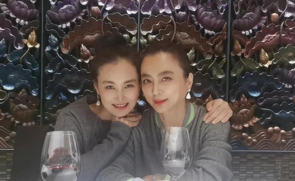 Li Lingyu and her old girlfriends get together, all of them are elegant representatives, among ...