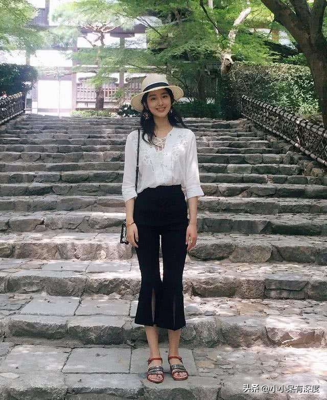 Yang Caiyu, with delicate facial features, shallow dimples, beautiful ...