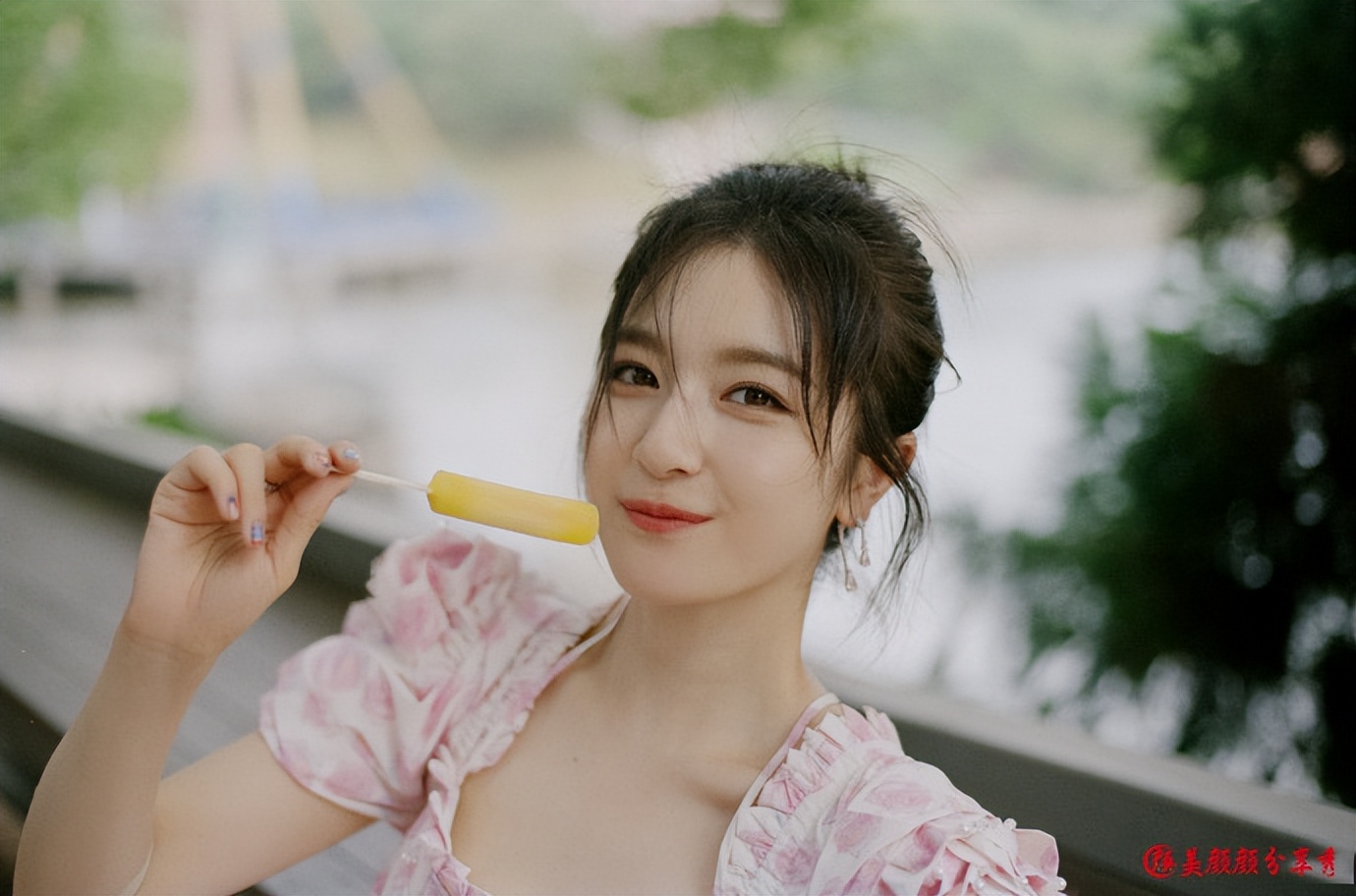 Gentle Li Randi's shallow smile is very charming - iNEWS