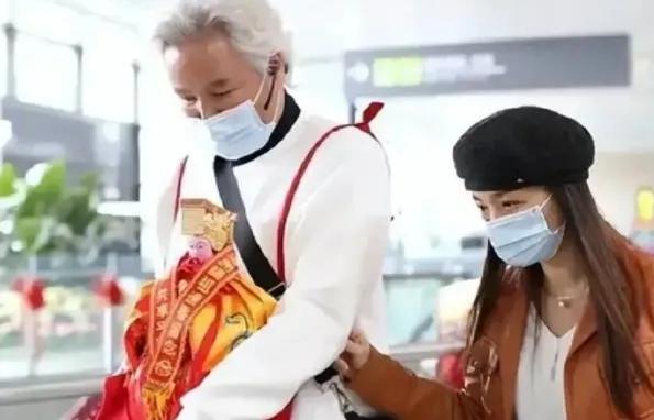 Lin Ruiyang and his wife showed up at the airport after the MLM sales ...