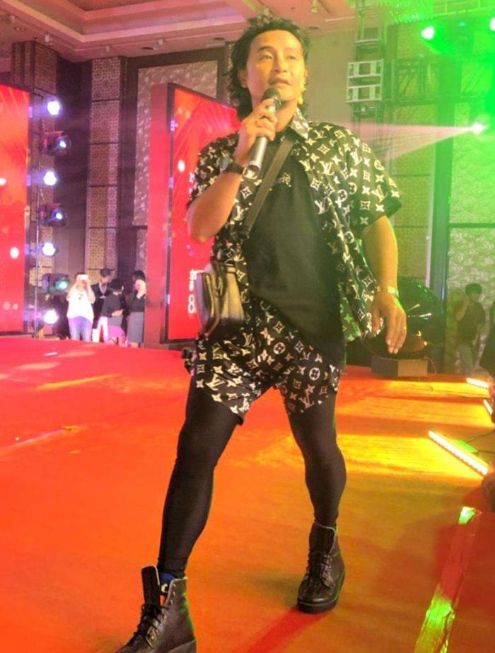 Chen Zhipeng's selling of strawberries caused controversy - iNEWS