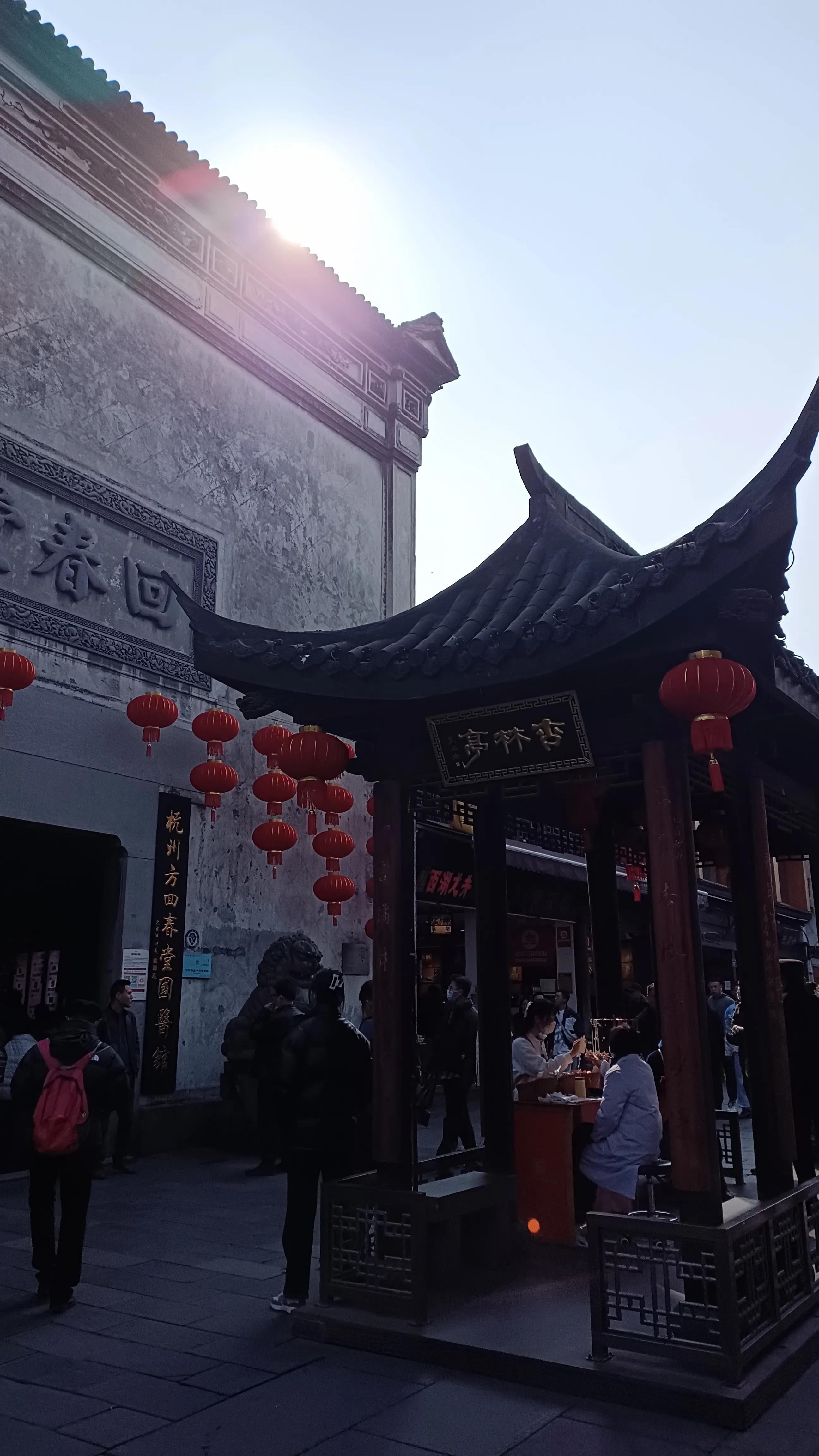 Visit Hefang Street, appreciate the cultural customs of the old street ...