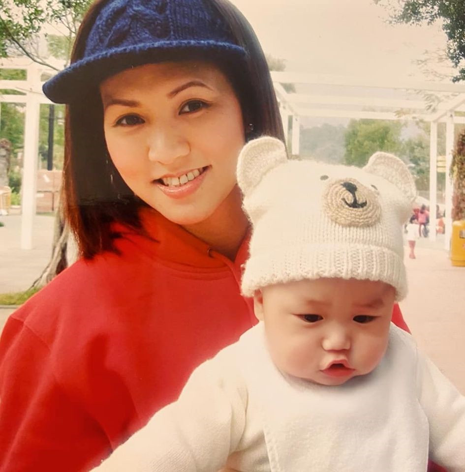 Li Ruien rarely posts a group photo of mother and child!Being hugged by ...
