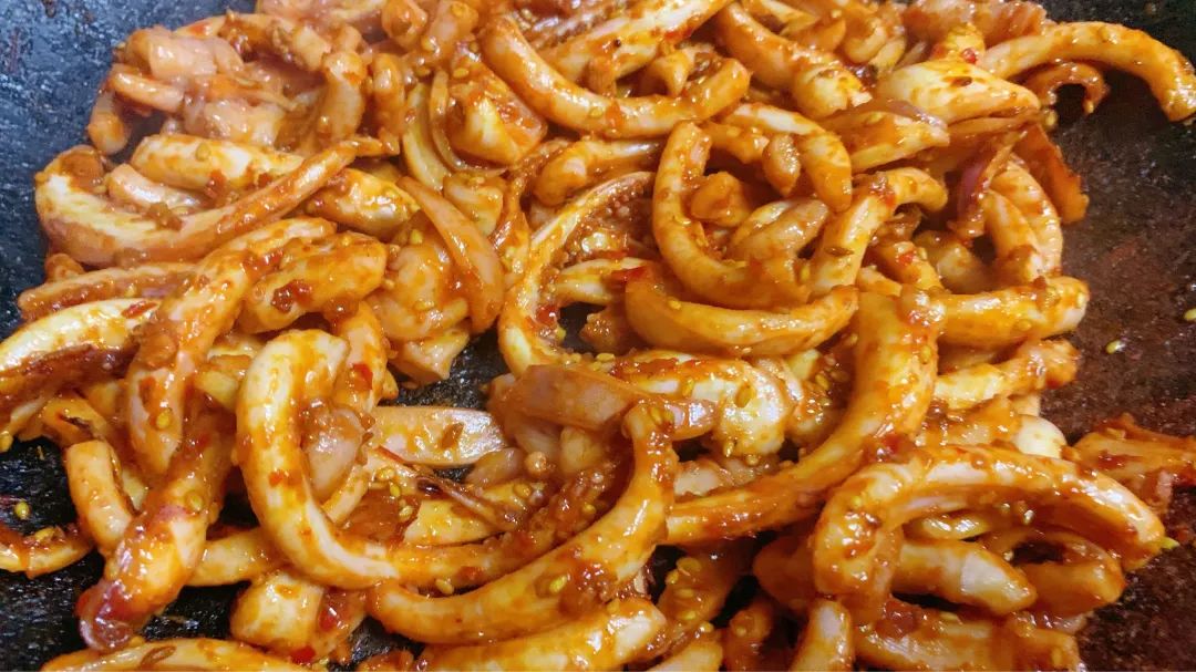 Come and enjoy the invincible tender and juicy spicy squid - iNEWS