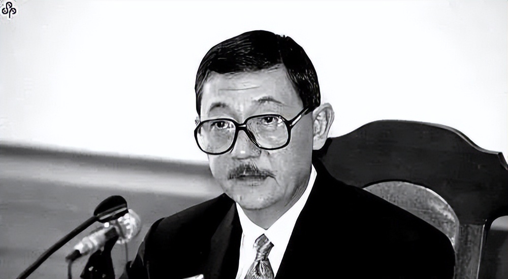 Why did Chiang Ching-kuo pass the throne to Lee Teng-hui instead of his ...