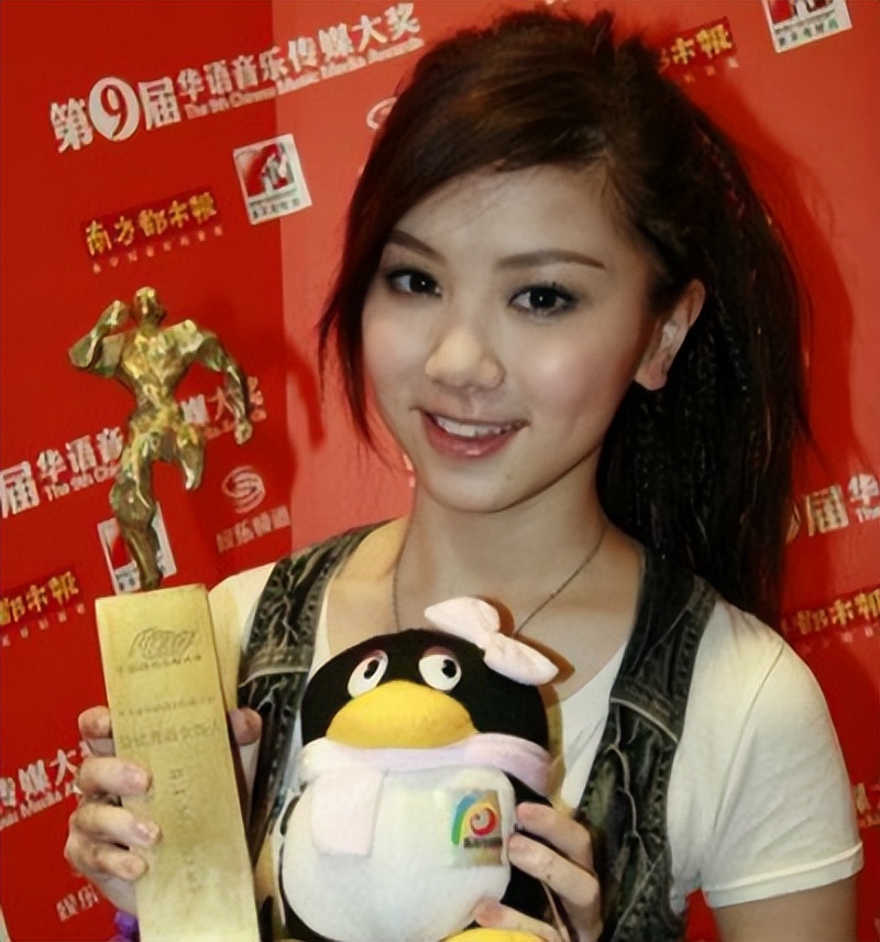 Deng Ziqi sang "Like You", but the singing was interrupted because the ...