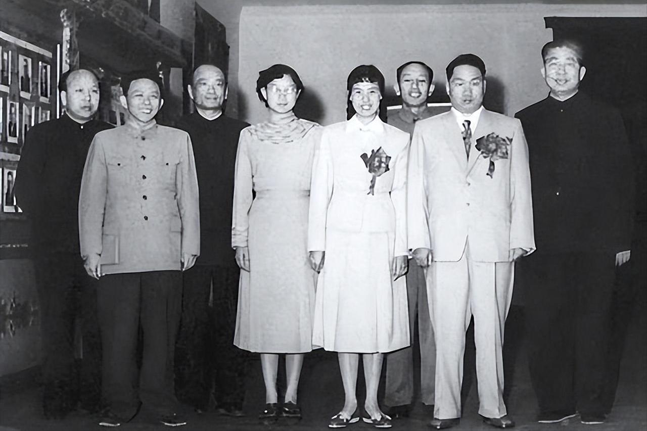 In 1962, Mao Anqing returned to his hometown to worship his mother, but ...