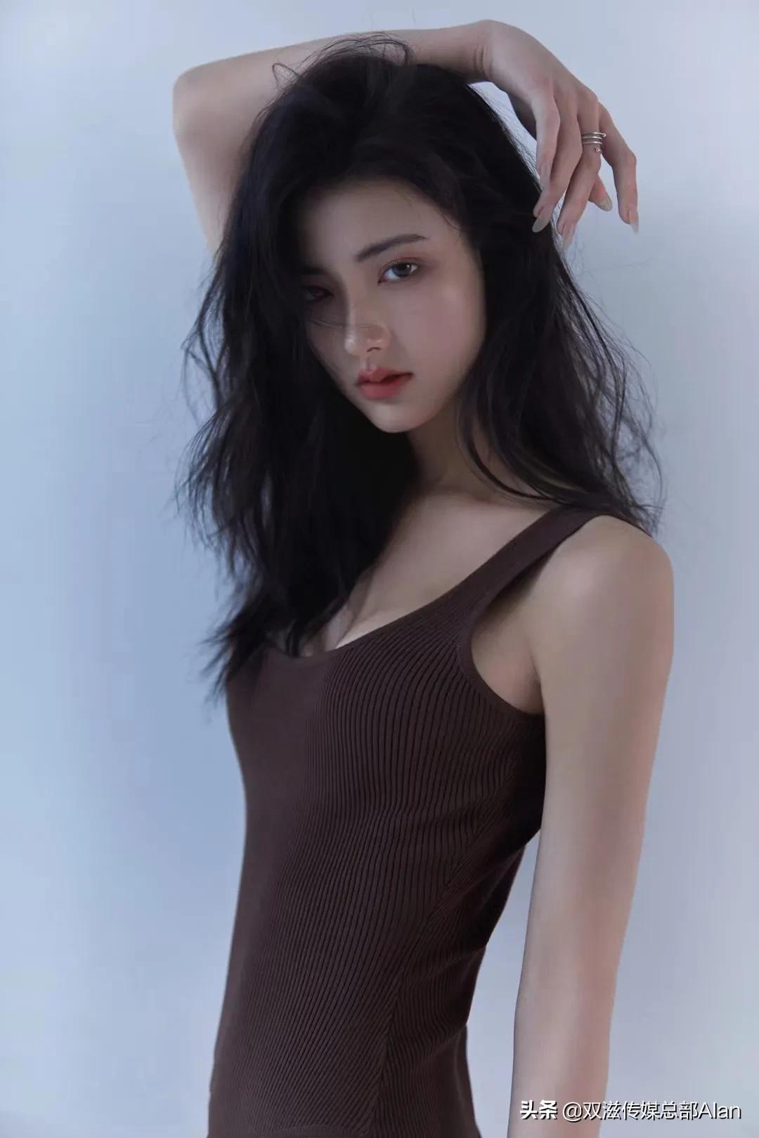 Liu Li, a new-generation artist from Suzhou, who is naturally beautiful ...