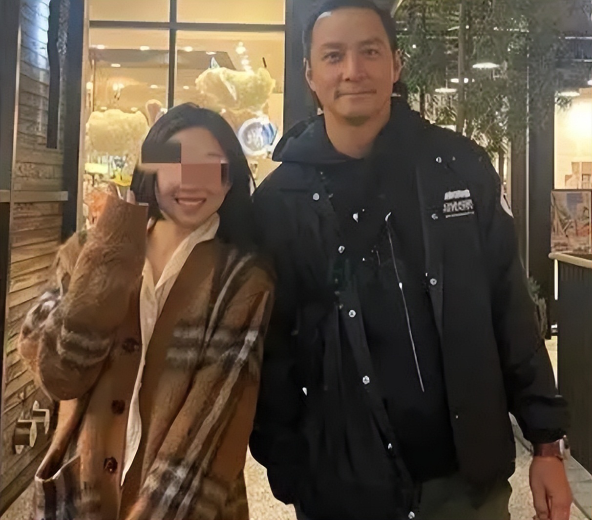 A recent photo of Wu Yanzu was exposed, with a fat face, a wide neck and a thick neck, carrying ...