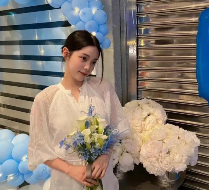 Ouyang Nana posted bouquet photos on her birthday, full of girlishness, netizen: I have grown up ...