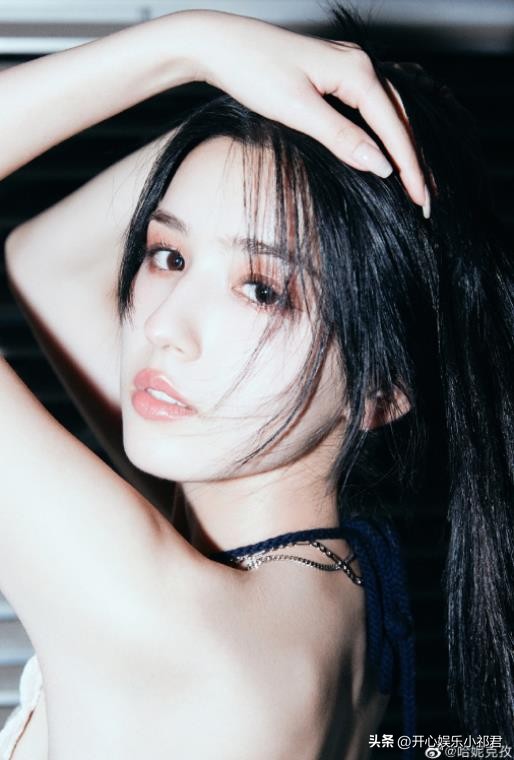 Hanikezi really knows concave shape, black and white striped top and ...