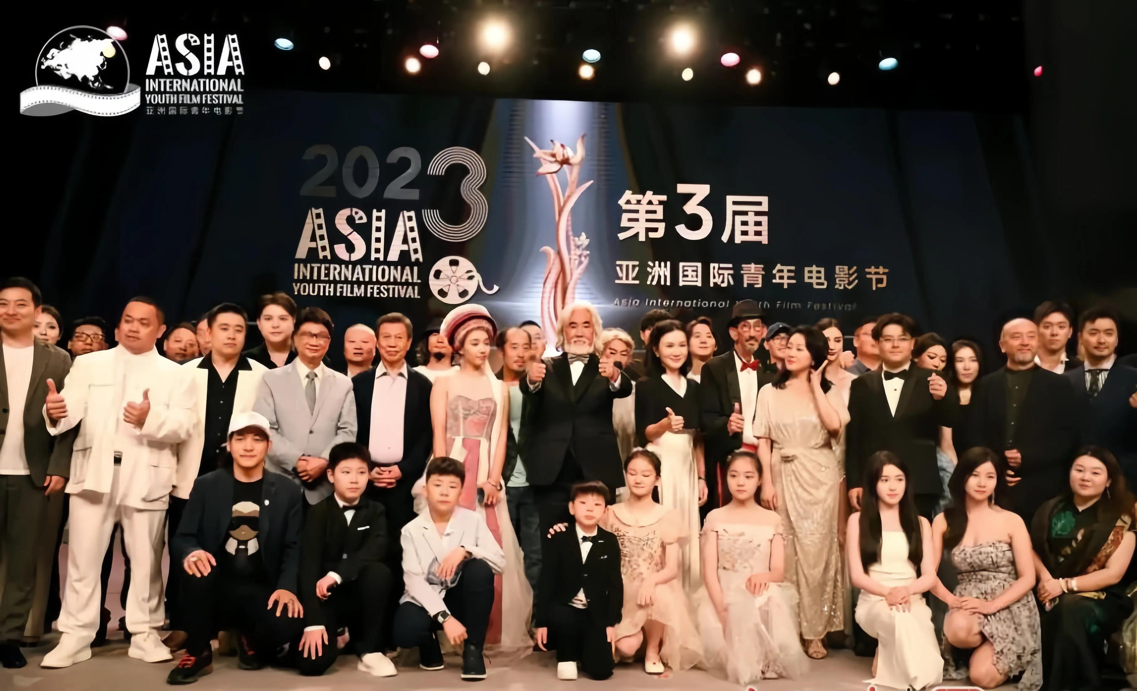 Director Zhang Jizhong frequently peeked at the beauty Wu Chunyi at the ...