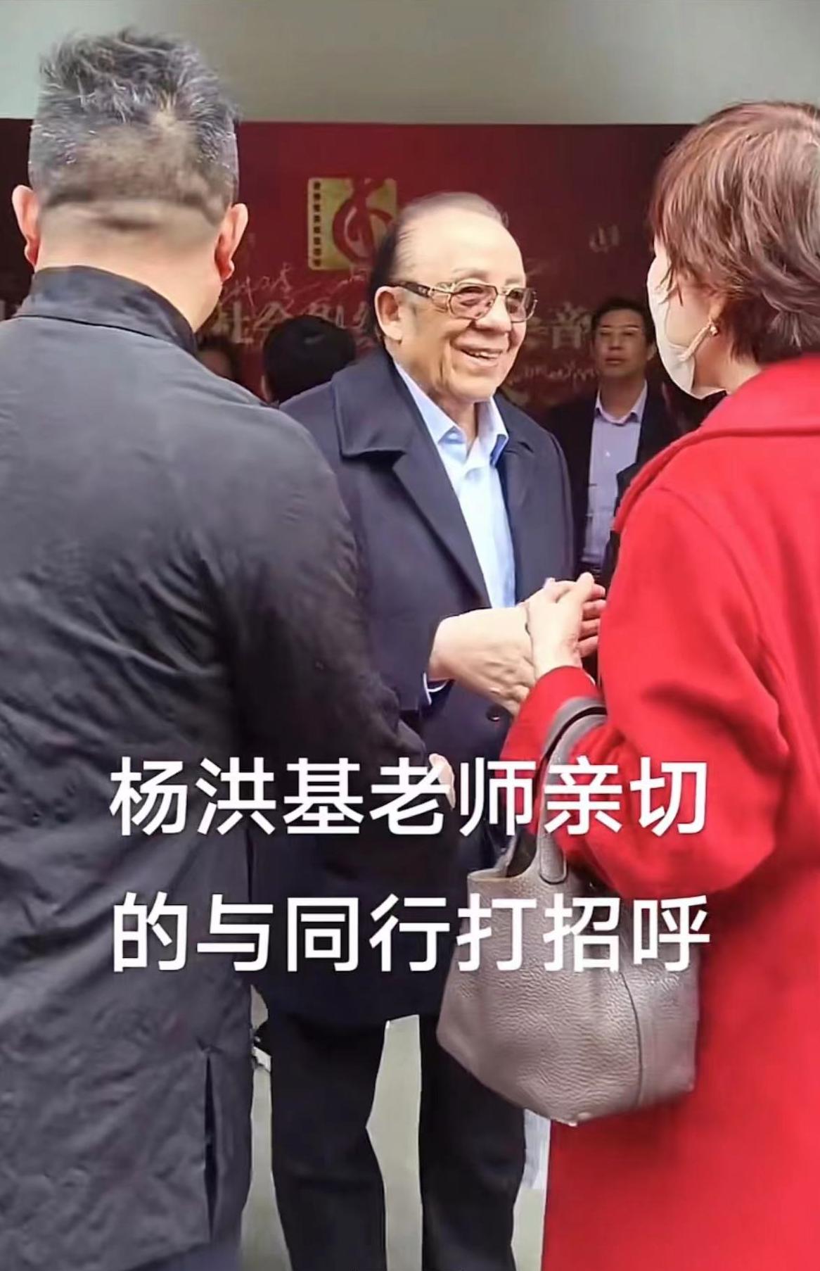 82-year-old Yang Hongji appeared in the spotlight, was held tightly by ...