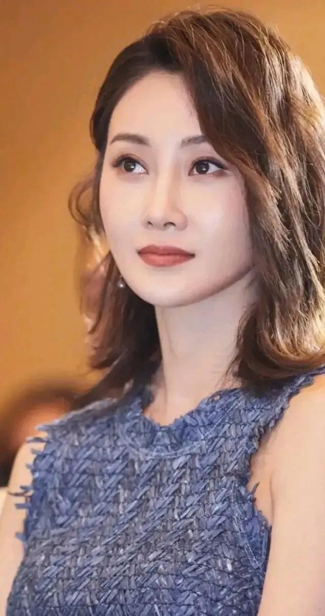 Northeastern beauty Lin Peng: natural beauty, bright and moving - iNEWS