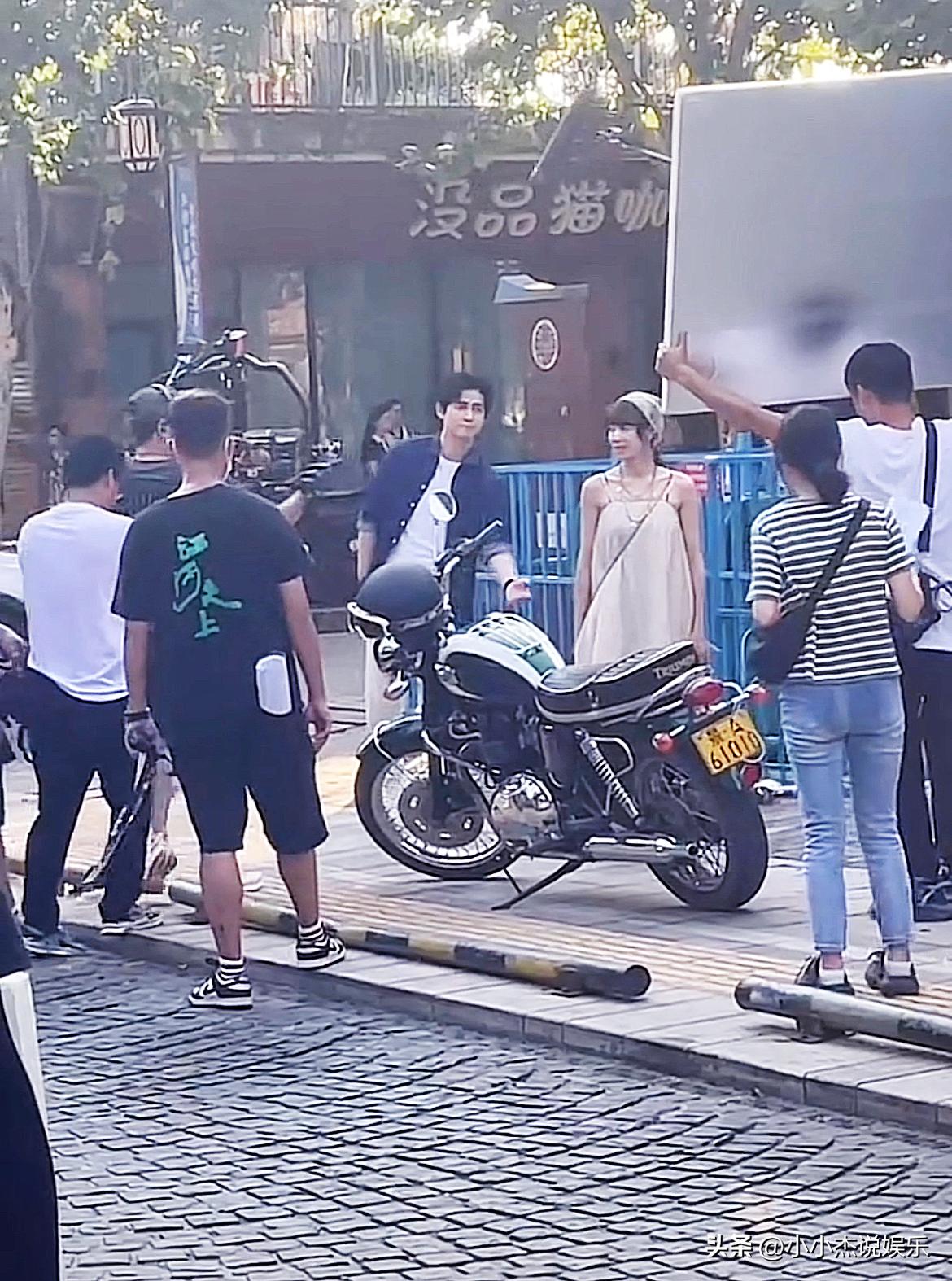 Jingdezhen: 36-year-old Song Qian is filming on the street. She has ...