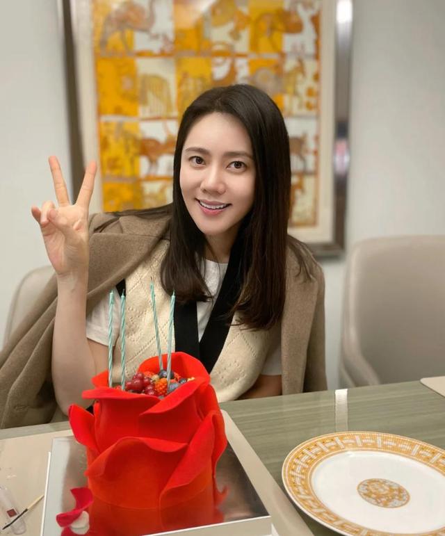 On Choo Ja Hyun's birthday, her husband Yu Xiaoguang accompanied her to ...