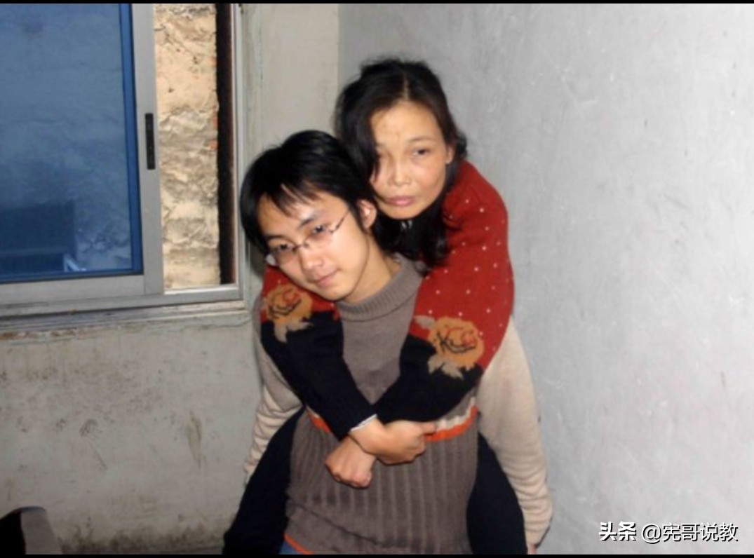 Liu Ting, who carried his mother to school 17 years ago, moved China ...