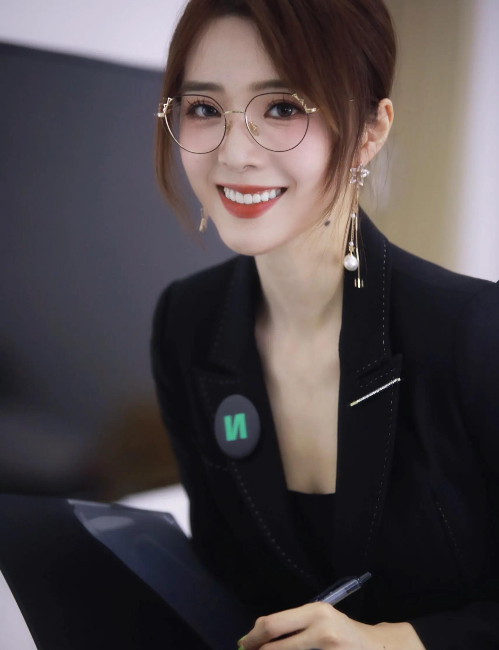 Yu Shuang wears a suit to work, looks very dazzling, and is also very cool and heroic - iNEWS