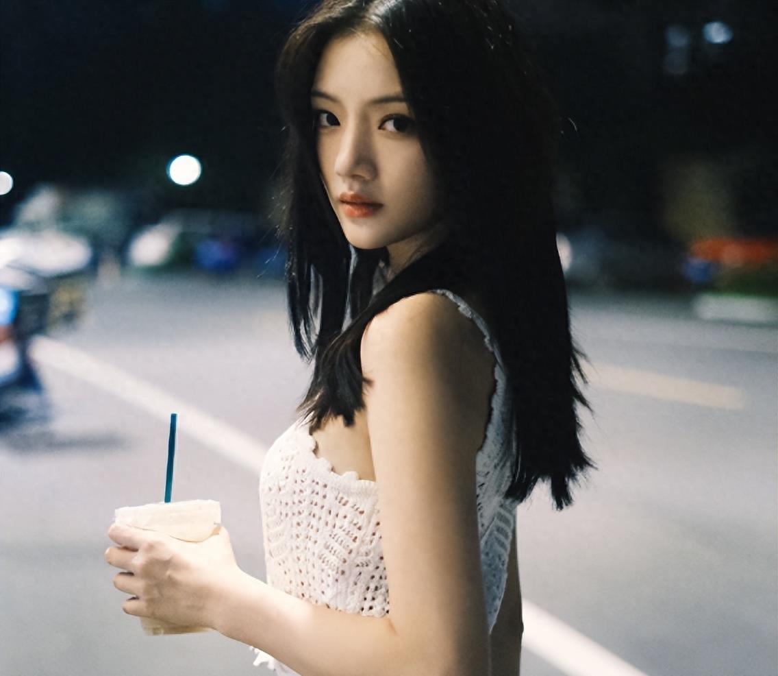 Ren Min's love affair was exposed, the target is a new director, but fans are not happy! - iMedia