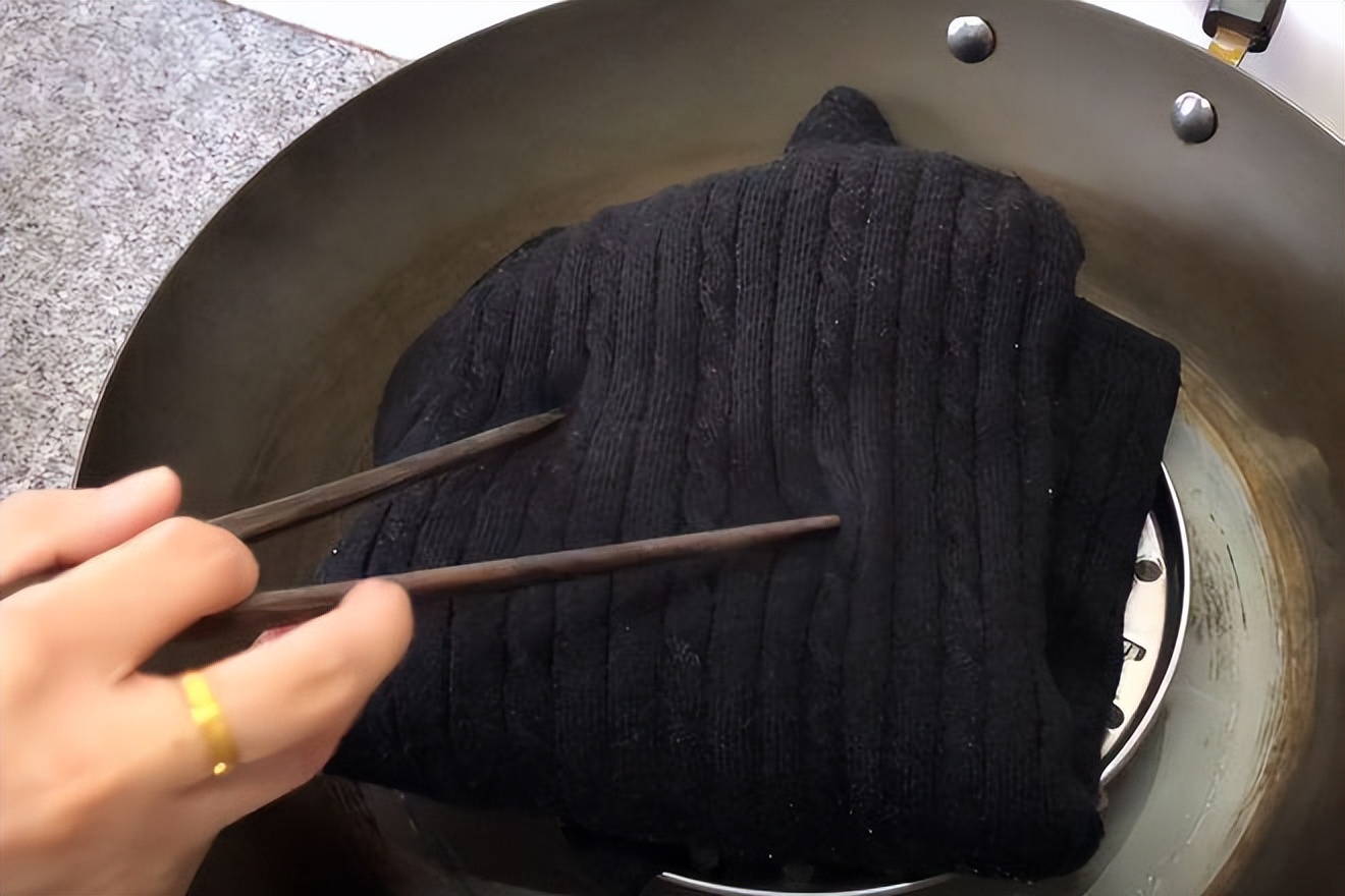 Put the sweater in the pot and steam it, it's really amazing, it solves ...