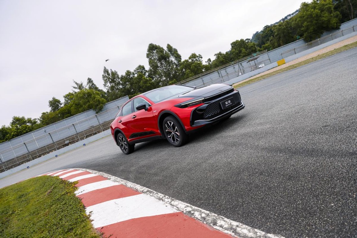 Crossover moment, Crown SportCross conquers driving challenges - iNEWS