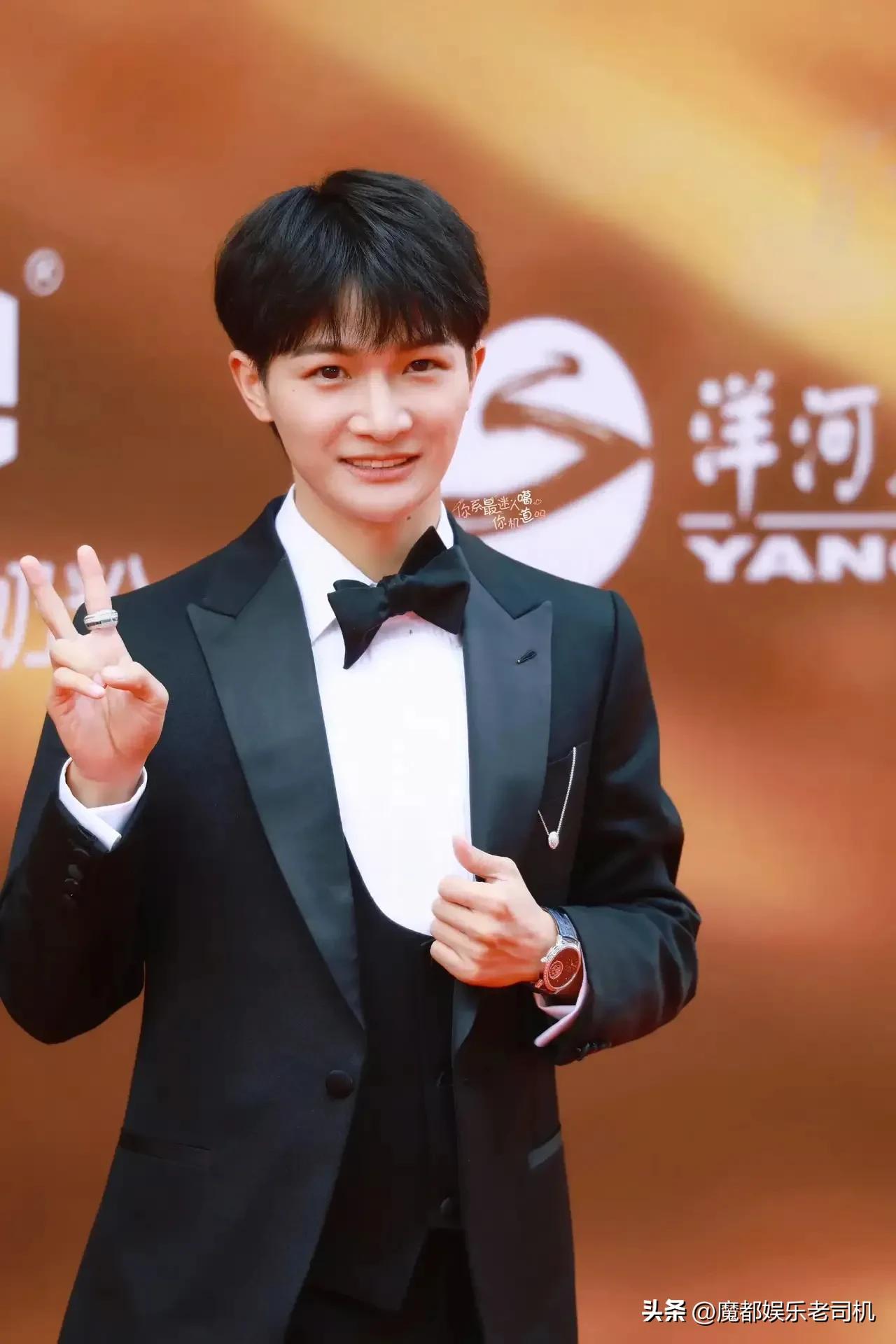 As a singer, Zhou Shen was the first to walk on the red carpet of the ...