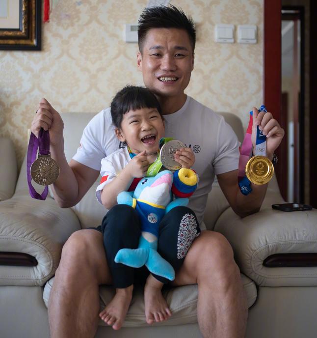 Make history!Chinese weightlifting was born the legend of 3 consecutive ...