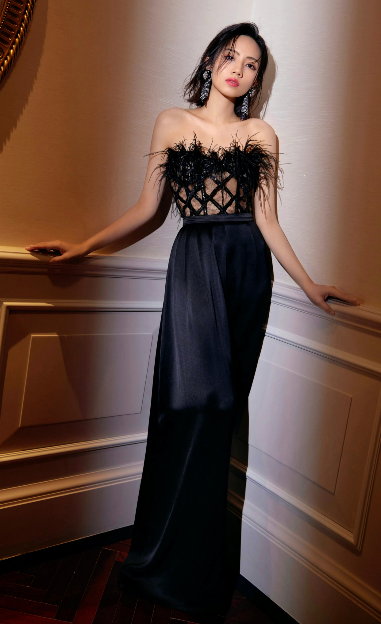 Liu Xijun wears a "bone bracing top" with a layer of feathers. After ...
