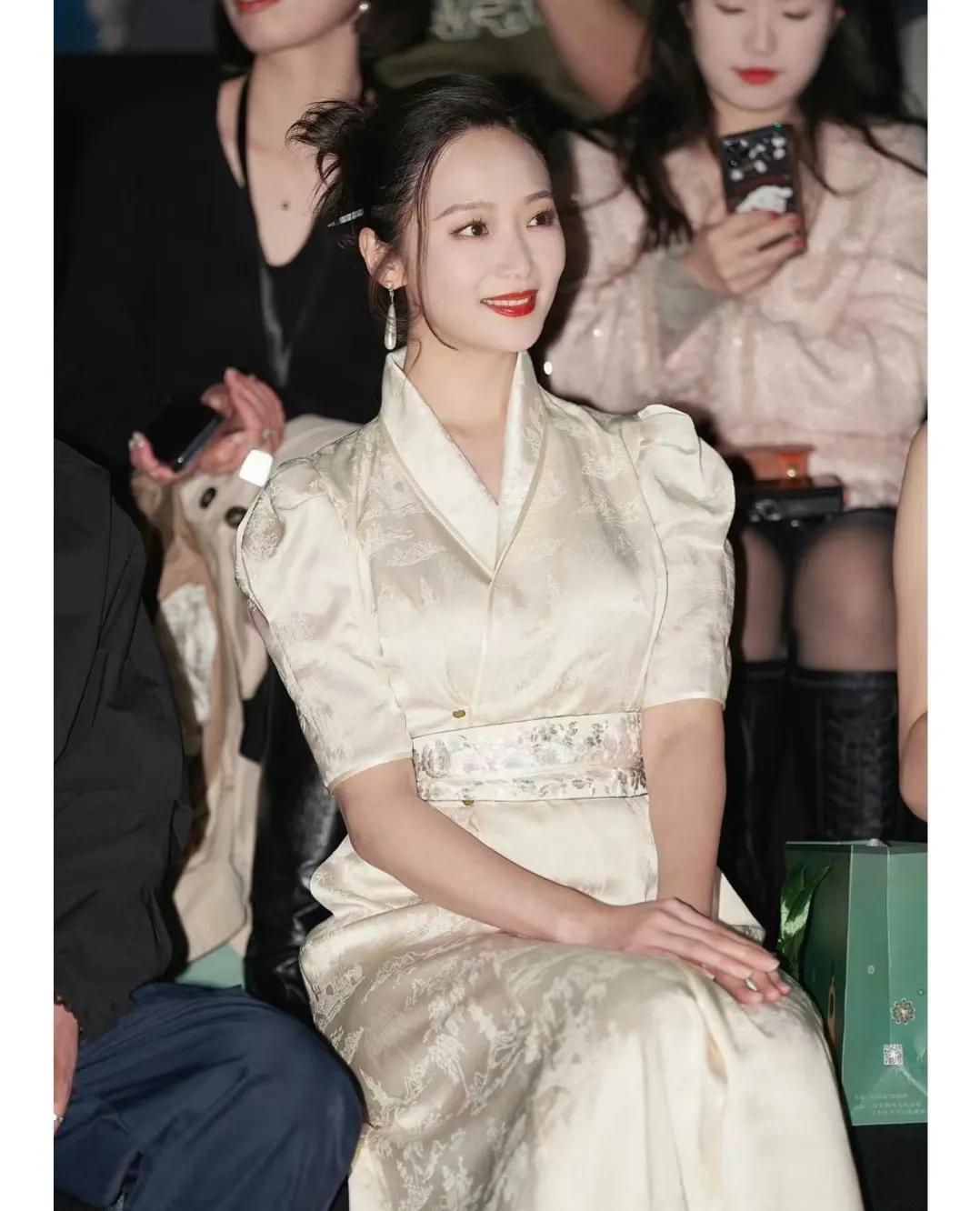 Cheng Cheng Qu Zhazha posted a dance video, we are completely different ...