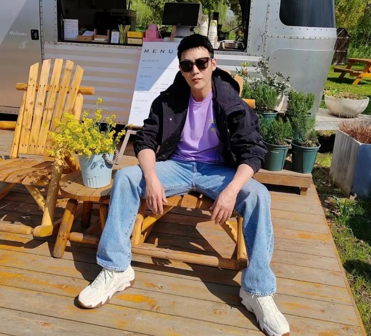 Lu Yi and Bao Lei take their two daughters to play on the farm. Belle Xiaoyezi grows taller, and ...