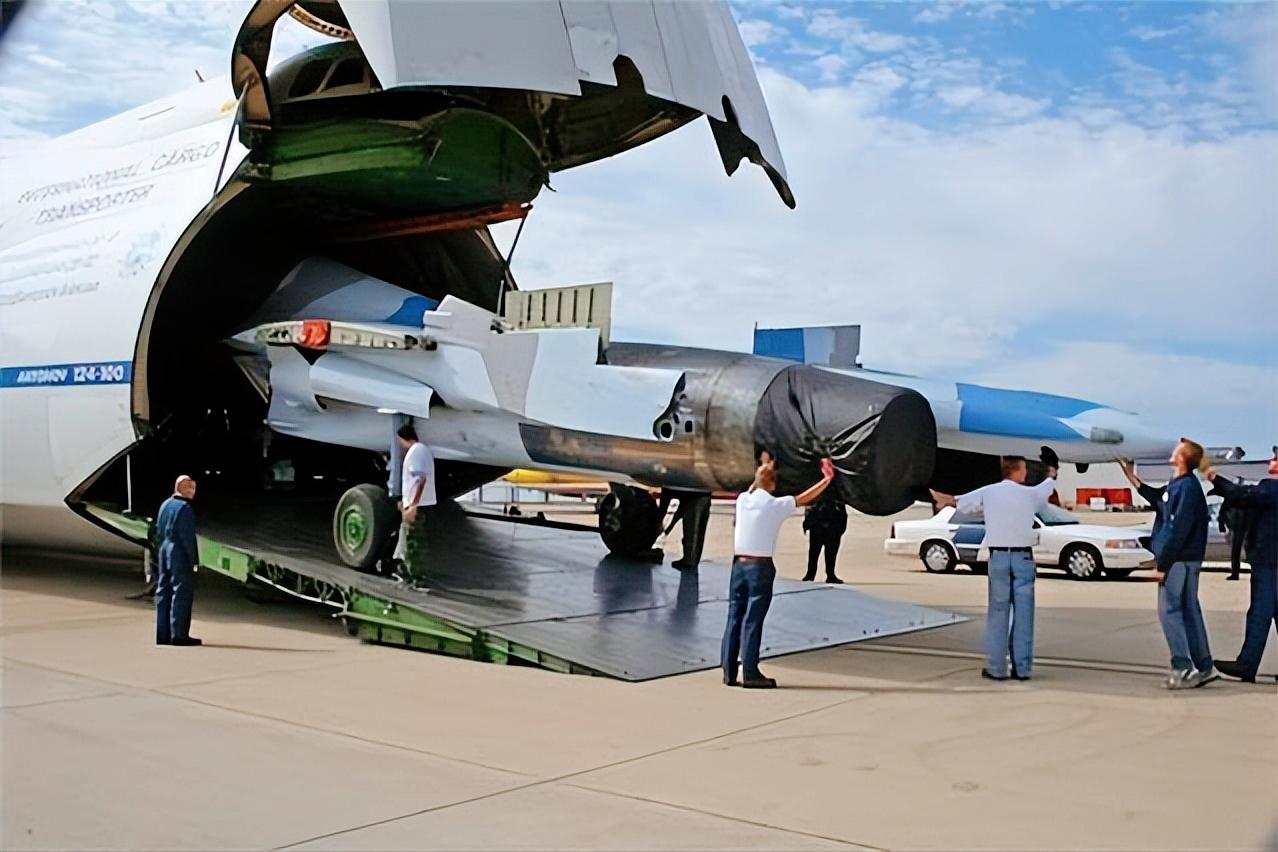 China's 12 Yun-20s assembled, all turned on the IFF, and delivered ...