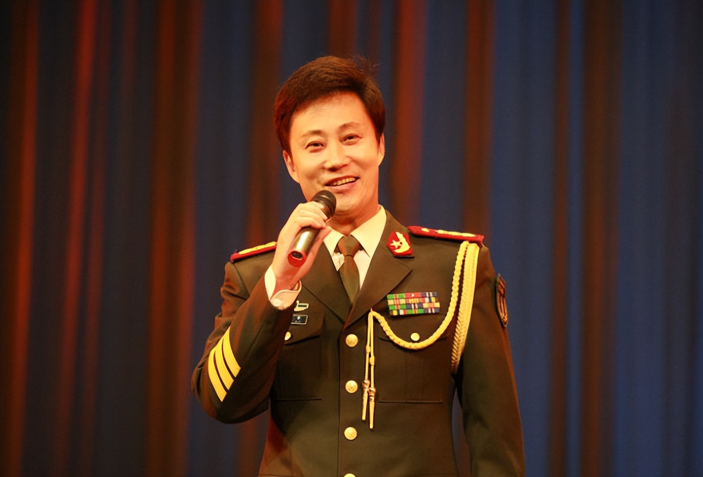 Geng Weihua, a military singer born in the 70s: female fans have been ...