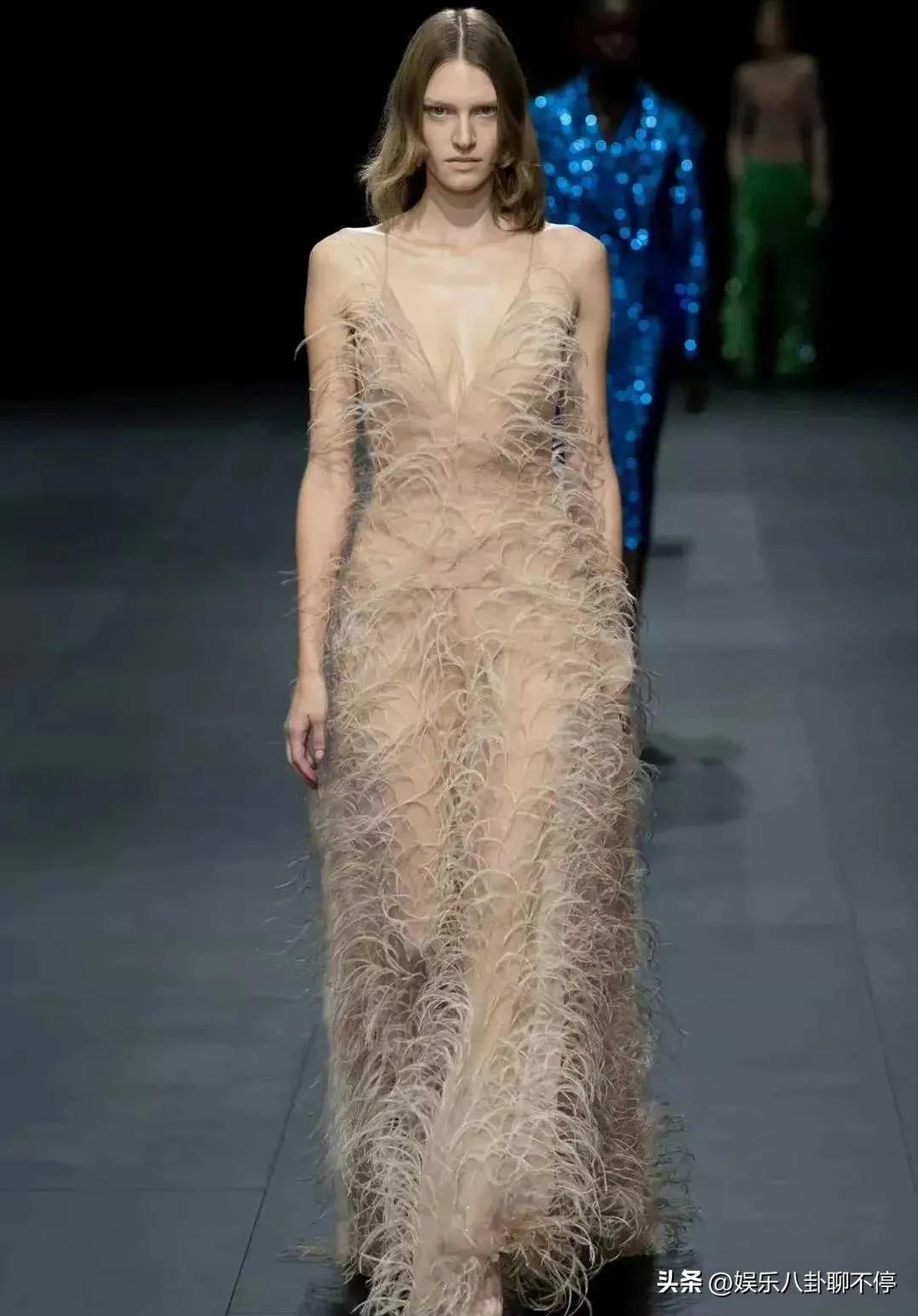 Wang Xinling's Weibo night, the feather dress, the swan neck and ...