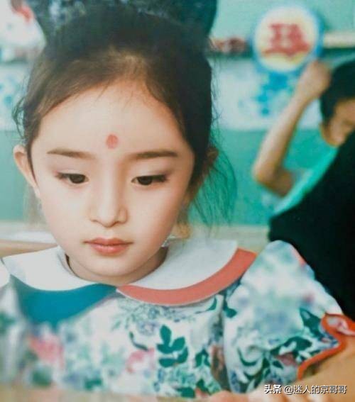 Childhood photos really make people cute, Zhao Lusi is so soft and cute ...